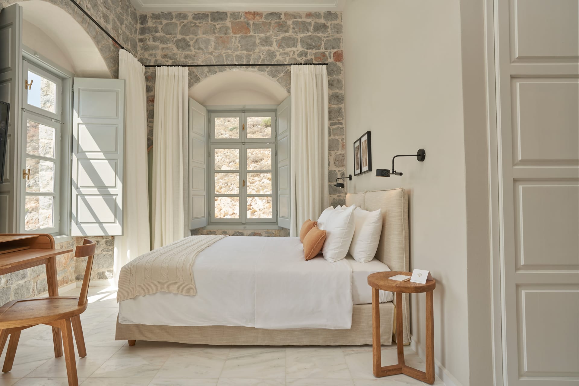 MANDRAKI BEACH RESORT, Hydra | Holiday World Greece | escapetogreece.com