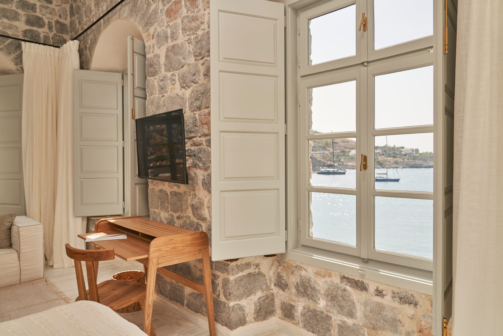 MANDRAKI BEACH RESORT, Hydra | Holiday World Greece | escapetogreece.com